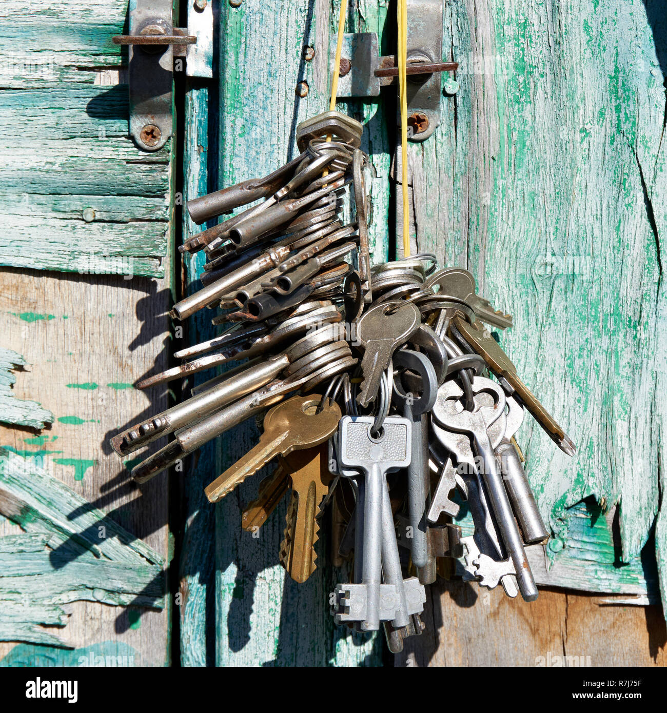 Vintage brass keys hi-res stock photography and images - Alamy