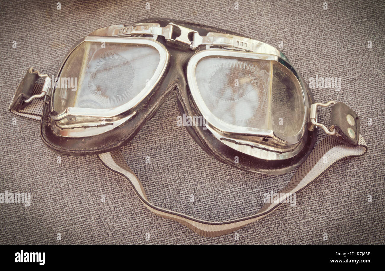 Vintage old goggles at the flea market Stock Photo - Alamy