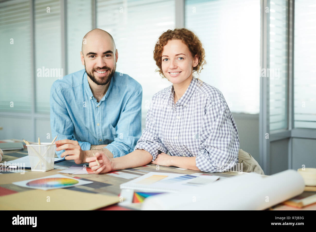 Man woman working on project hi-res stock photography and images - Alamy