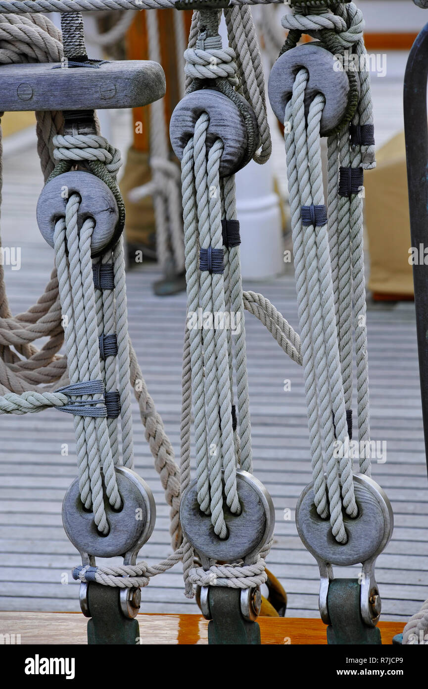 Tall ships boston hi-res stock photography and images - Alamy