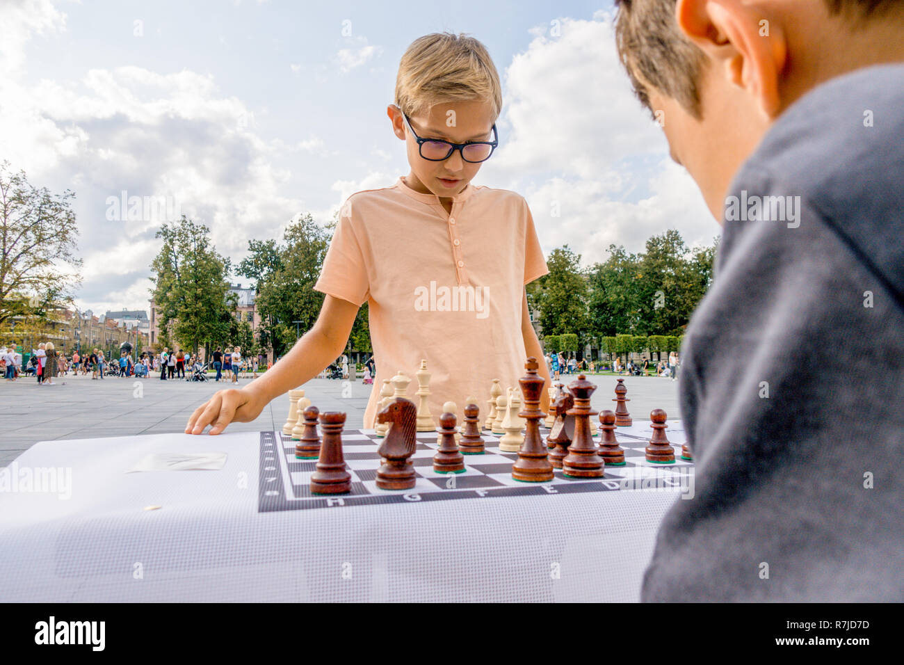 Kids playing chess hi-res stock photography and images - Alamy