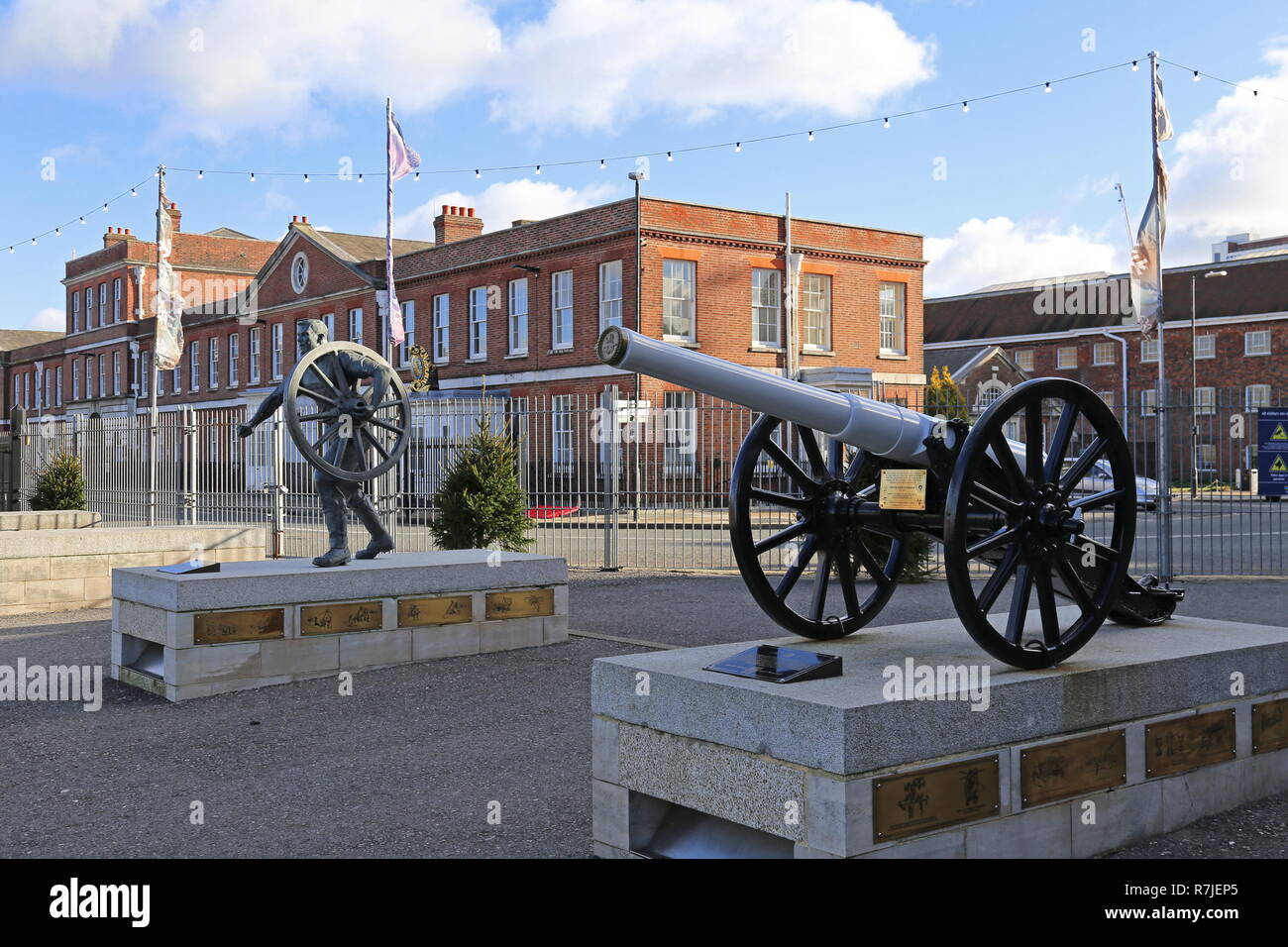 Royal navy field gun display hi-res stock photography and images - Alamy