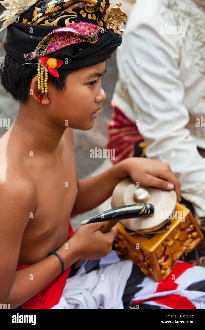 Gamelan indonesian music and dance hi-res stock photography and images ...