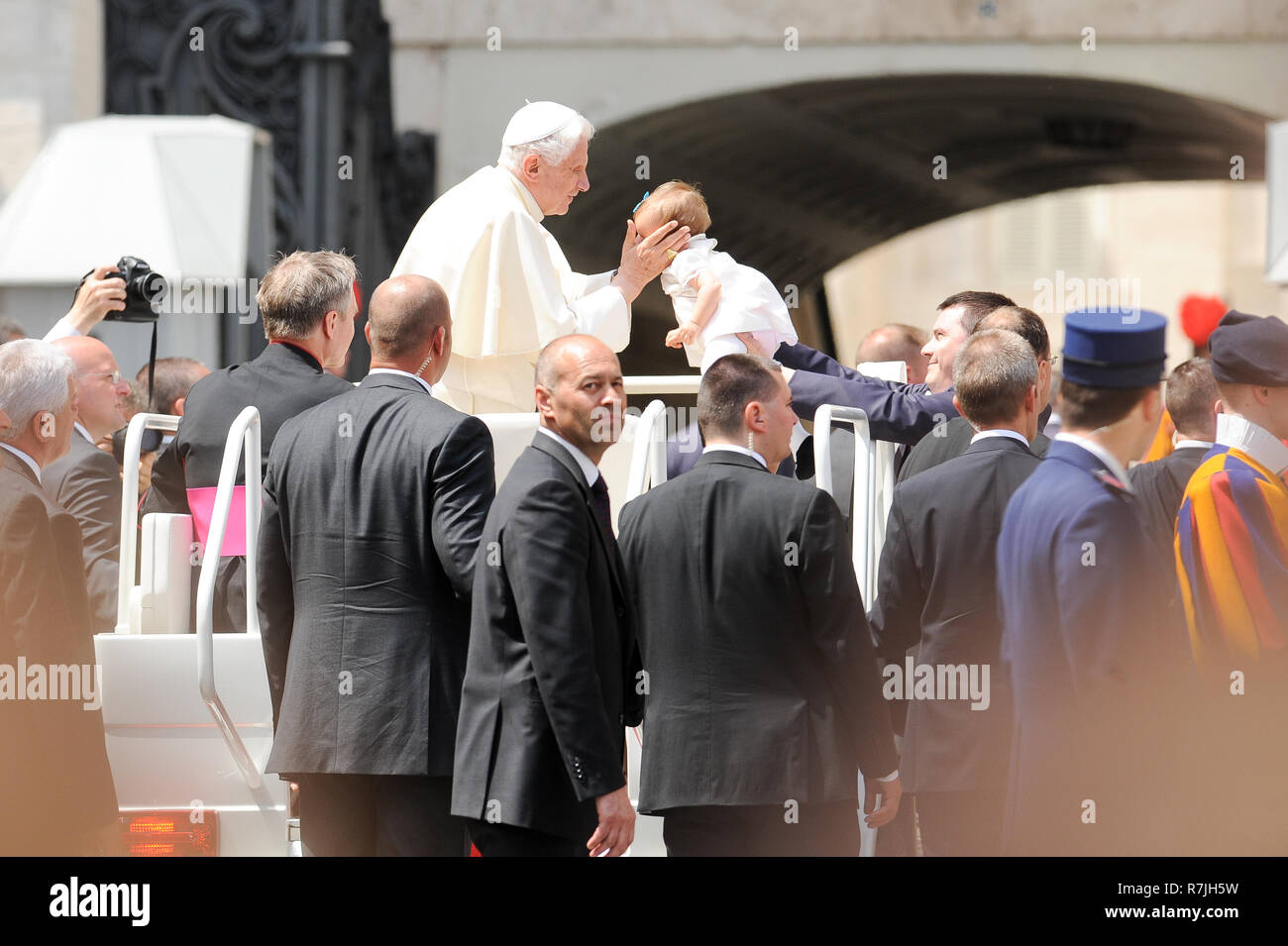 Papal audience hi-res stock photography and images - Alamy