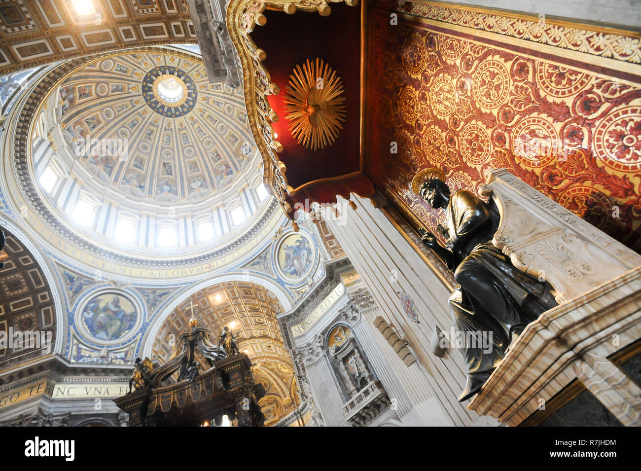 Michelangelo Dome, Statua bronzea di San Pietro (Saint Peter Enthroned ...