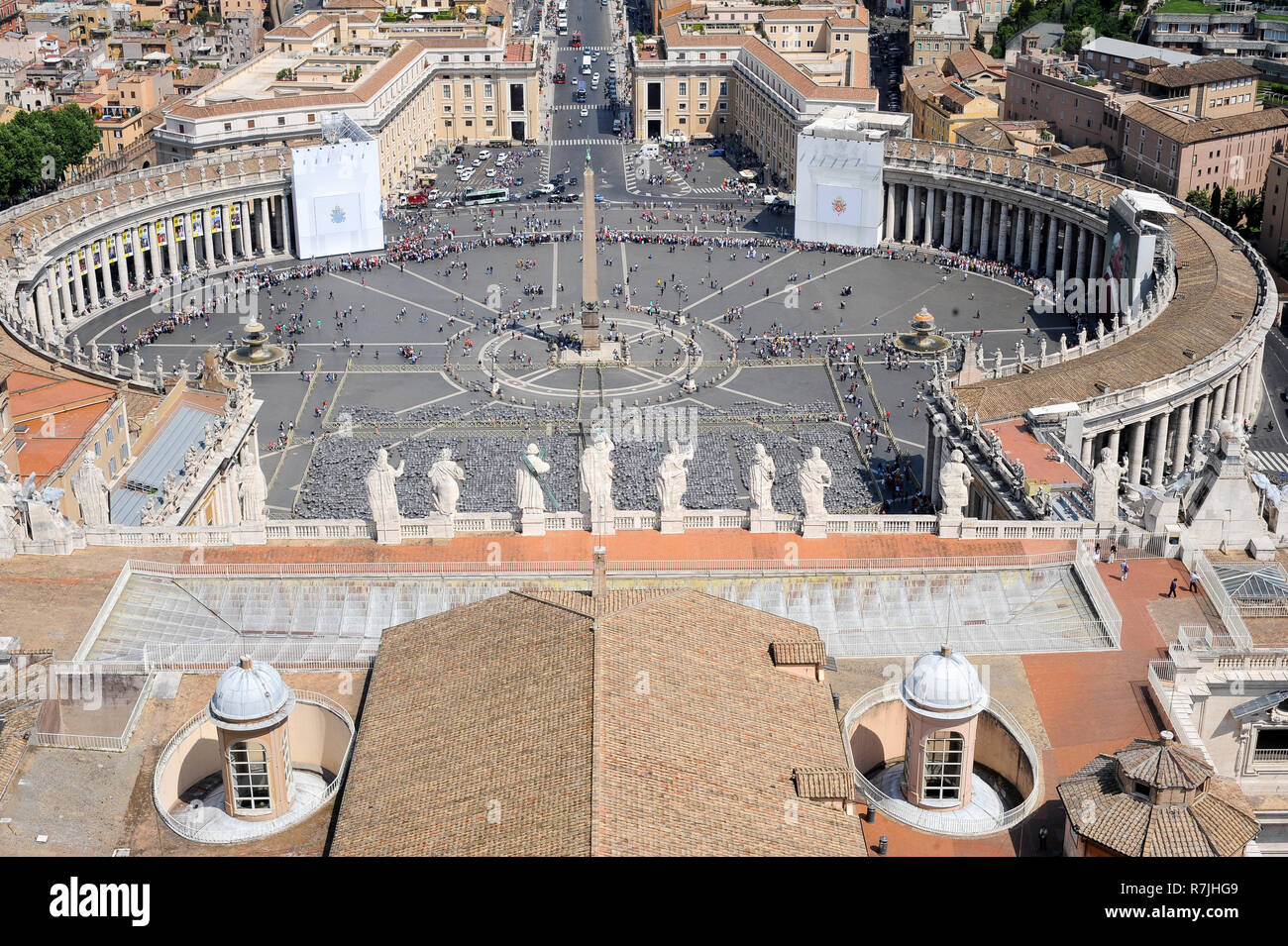 Gian Lorenzo Bernini's colonnade on St. Peter Square, Jesus Christ and ...