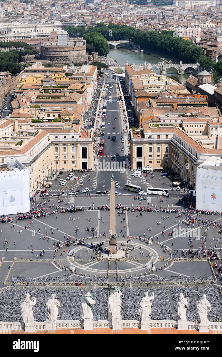Gian Lorenzo Bernini's colonnade on St. Peter Square, Jesus Christ and ...