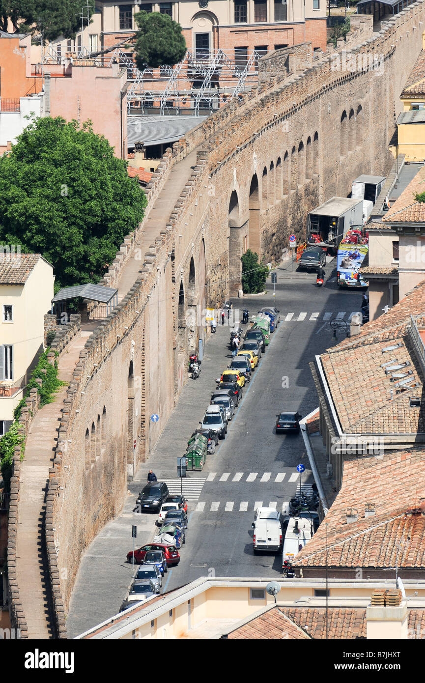 Passetto di Borgo built 1277 by Pope Nicholas III as escape route in ...
