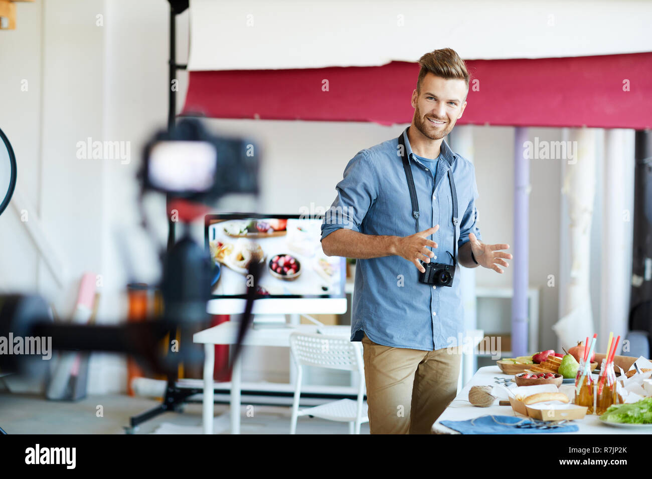 Tv show host hi-res stock photography and images - Alamy