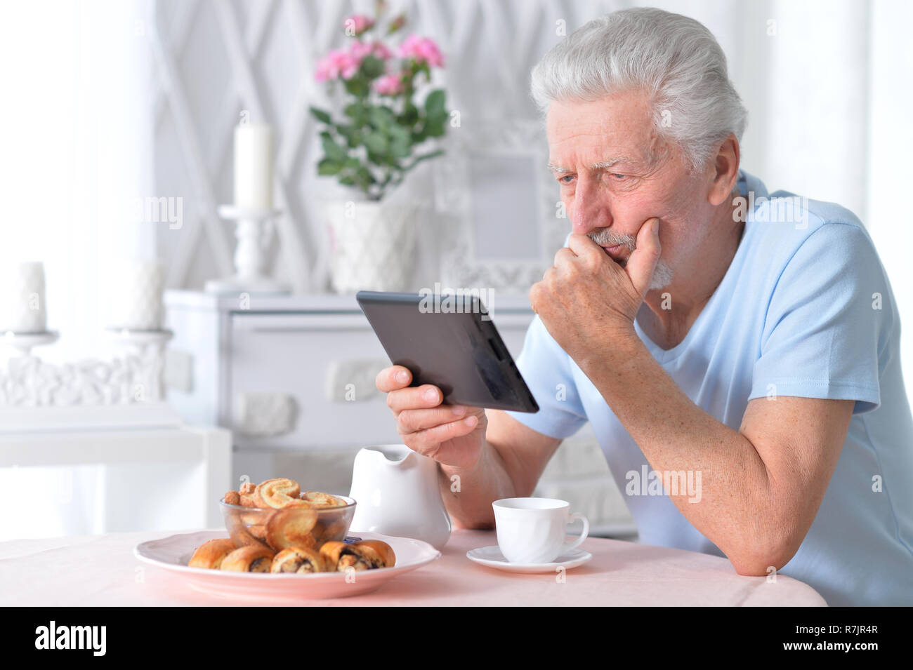 Article reading hi-res stock photography and images - Alamy