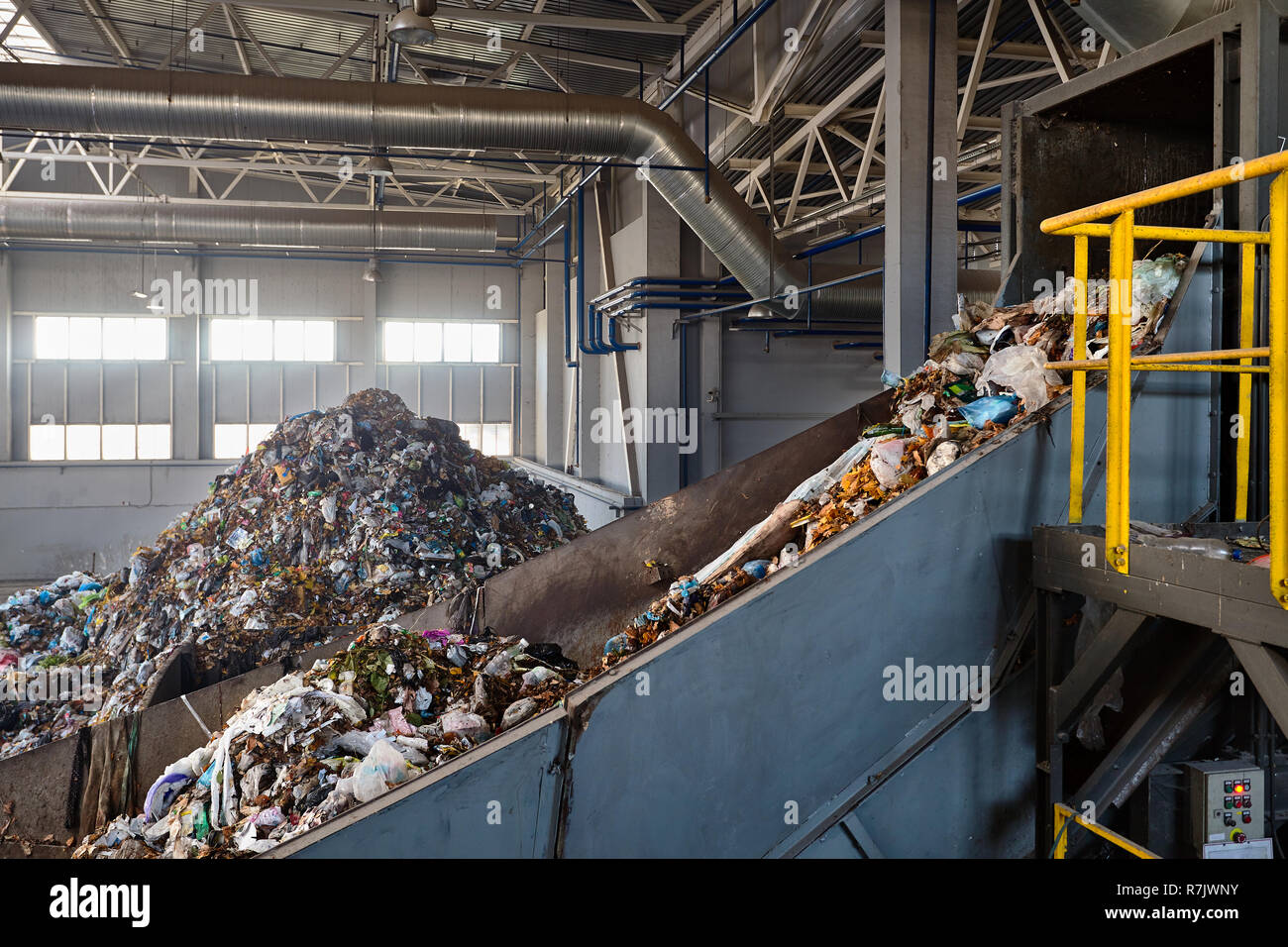 Refiner and chain stepped conveyor equipment of modern waste recycling ...