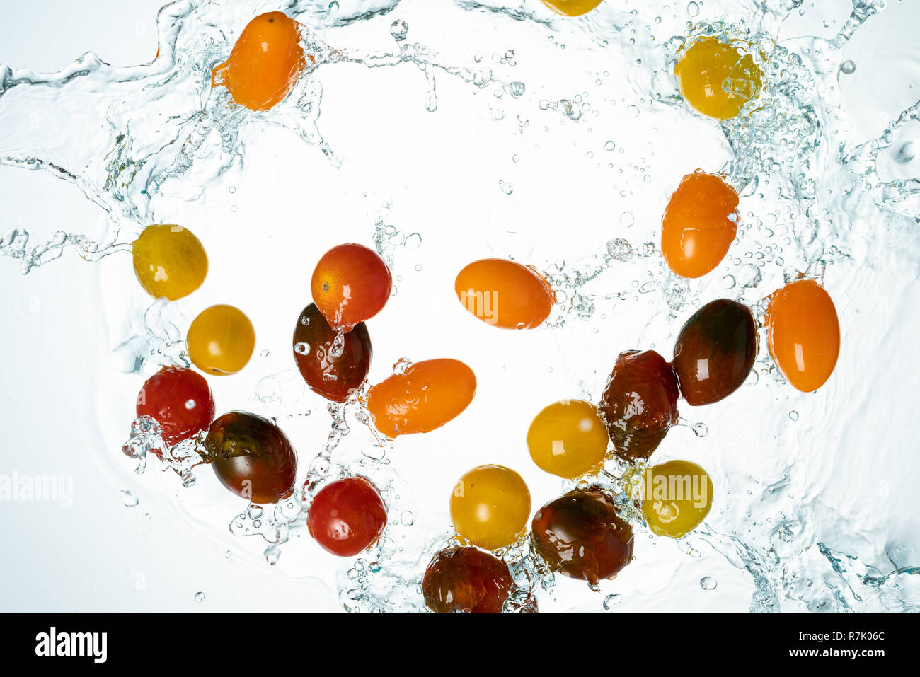 Tomatoes falling water splashing hi-res stock photography and images ...