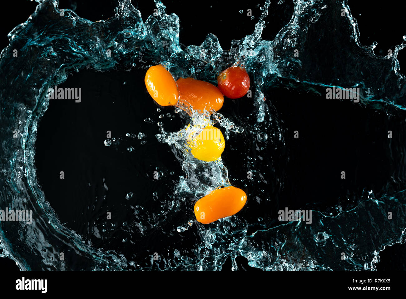 Tomatoes falling water splashing hi-res stock photography and images ...