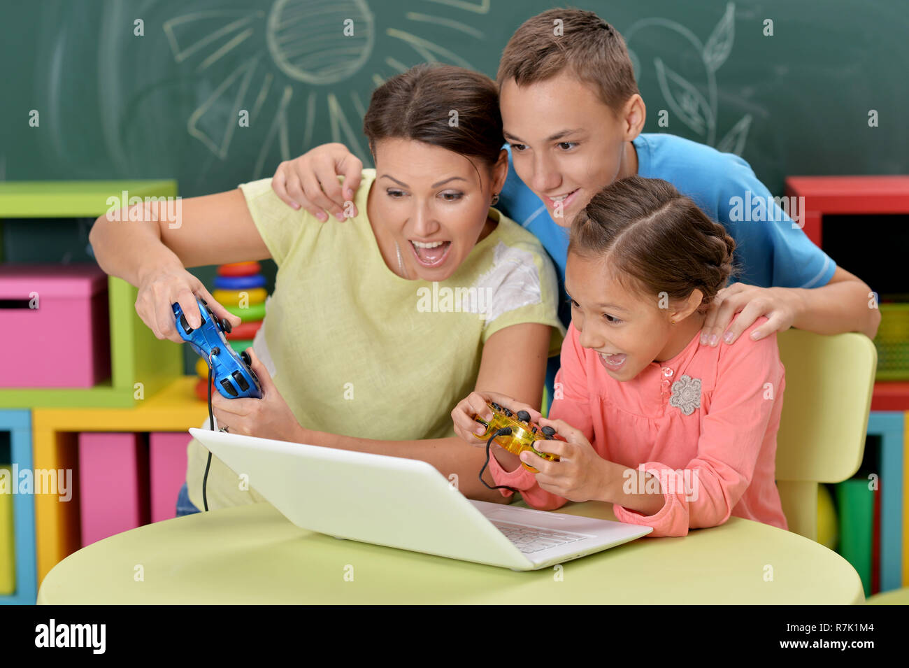 Children playing computer hi-res stock photography and images - Alamy