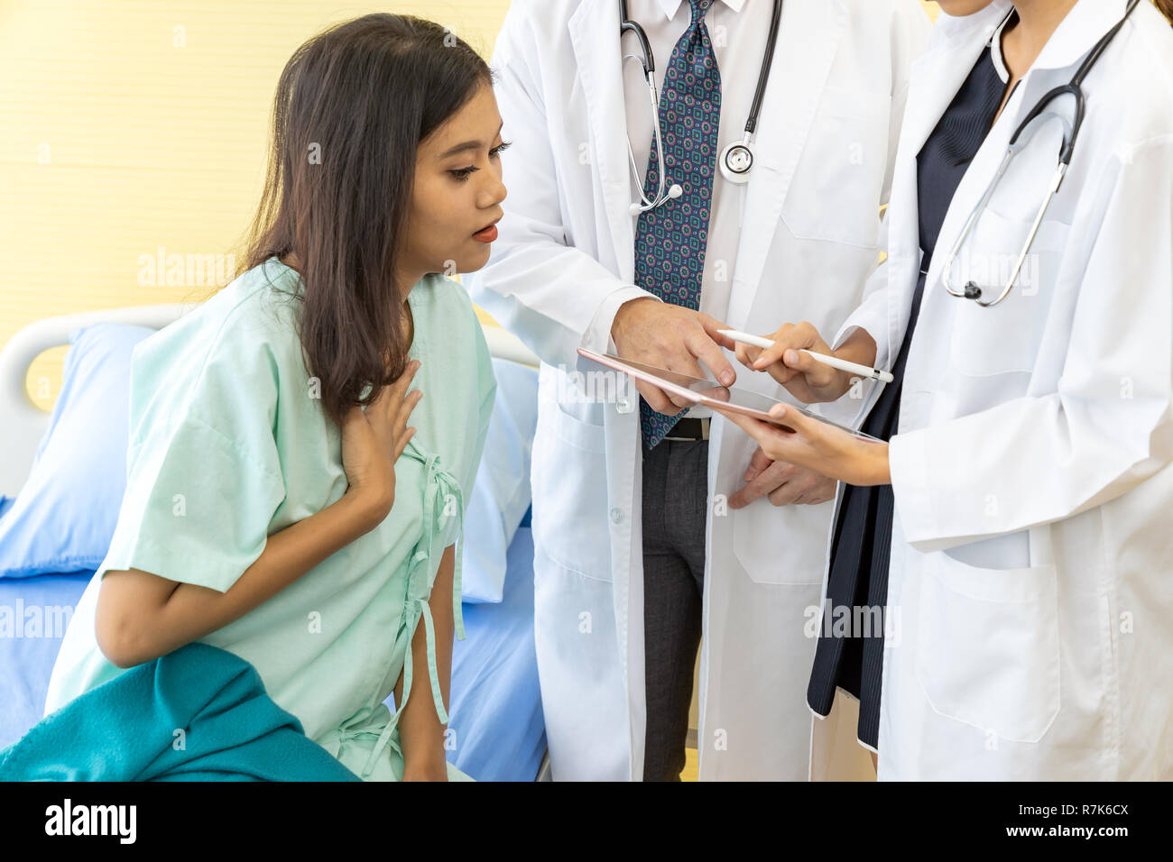 Doctor using tablet explain hi-res stock photography and images - Alamy
