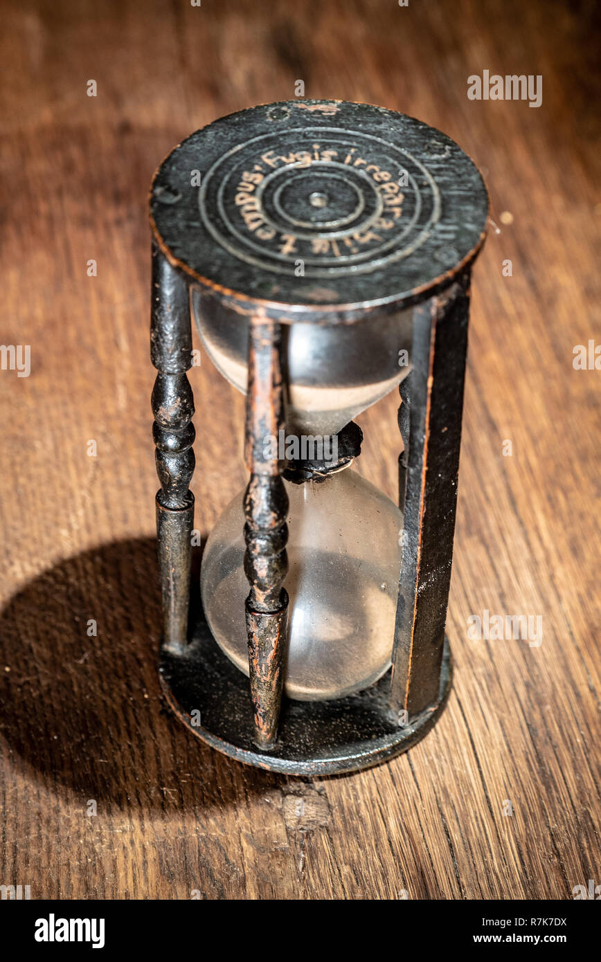 Vintage hourglass hi-res stock photography and images - Alamy
