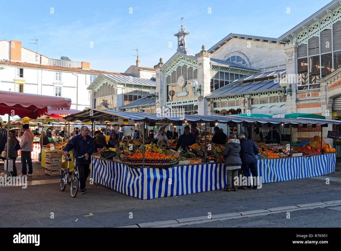 La rochelle food market hi-res stock photography and images - Alamy