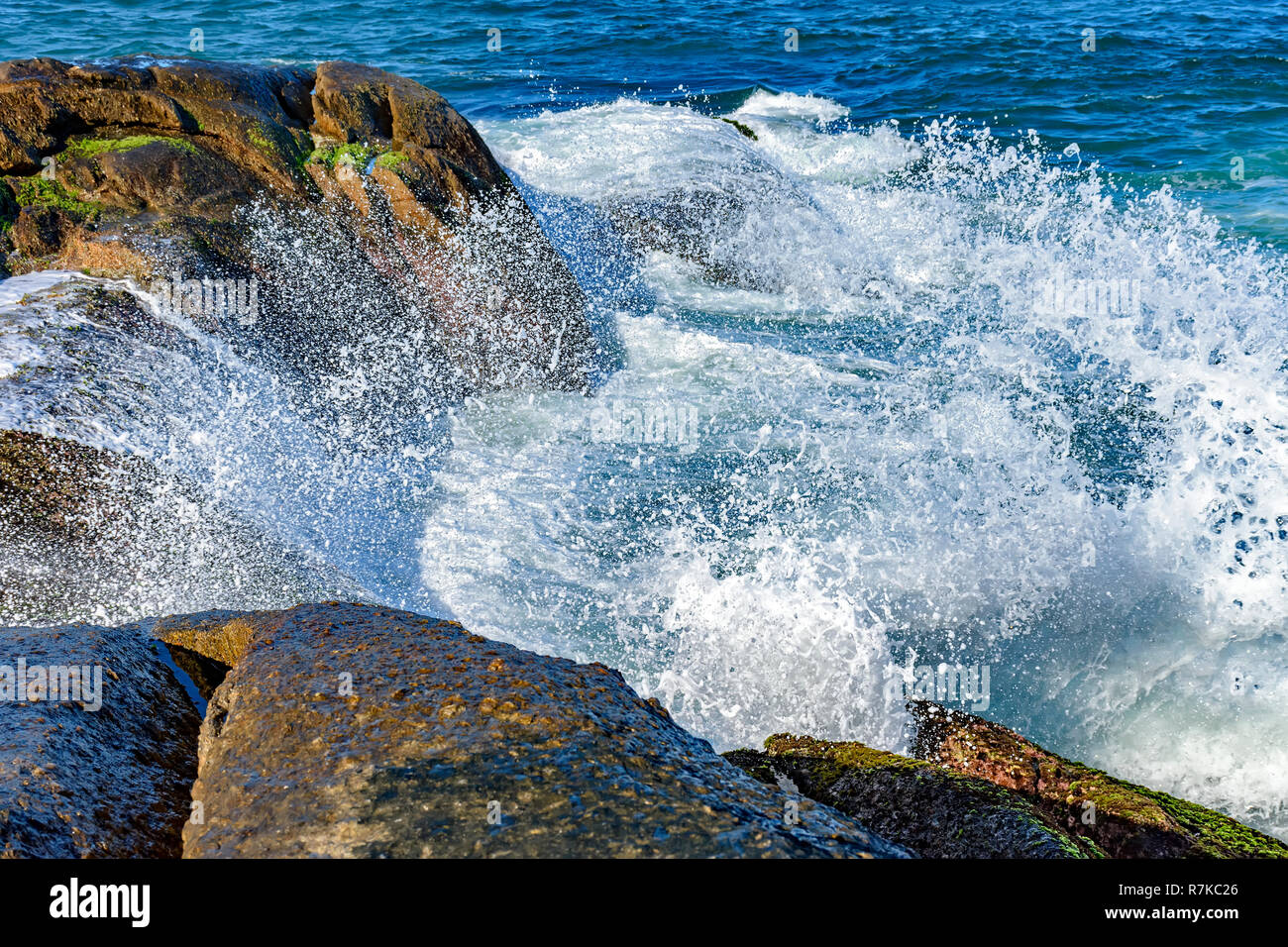 Water splashing against rocks sun hi-res stock photography and images ...