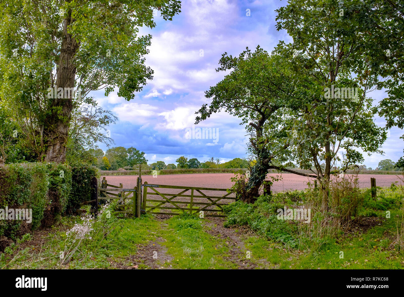 Countryside fence uk hi-res stock photography and images - Alamy