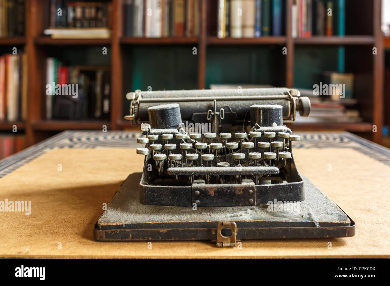 old vintage dust-covered typewriter Stock Photo - Alamy