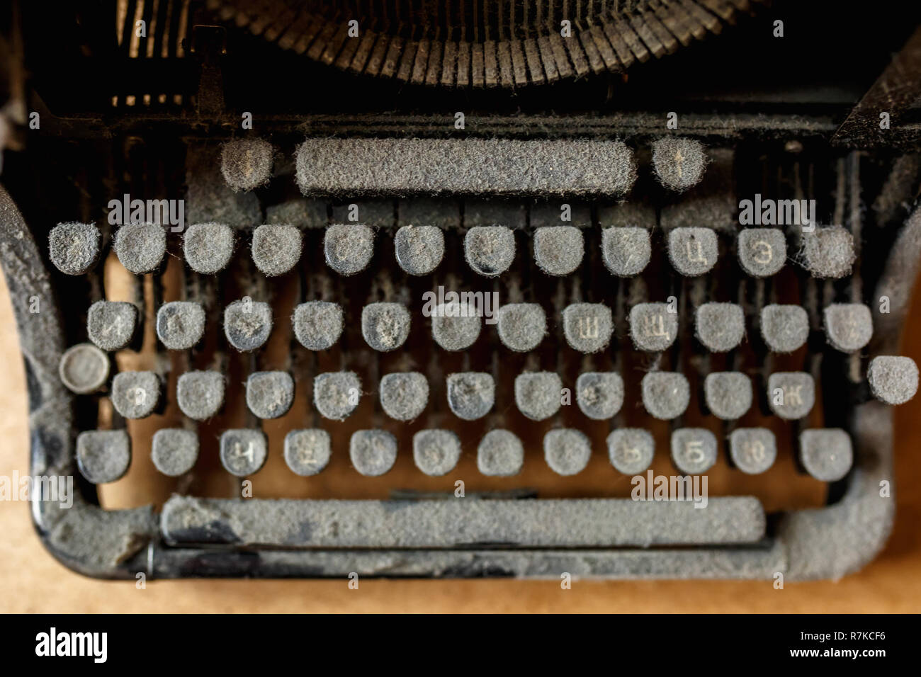old vintage dust-covered typewriter Stock Photo - Alamy