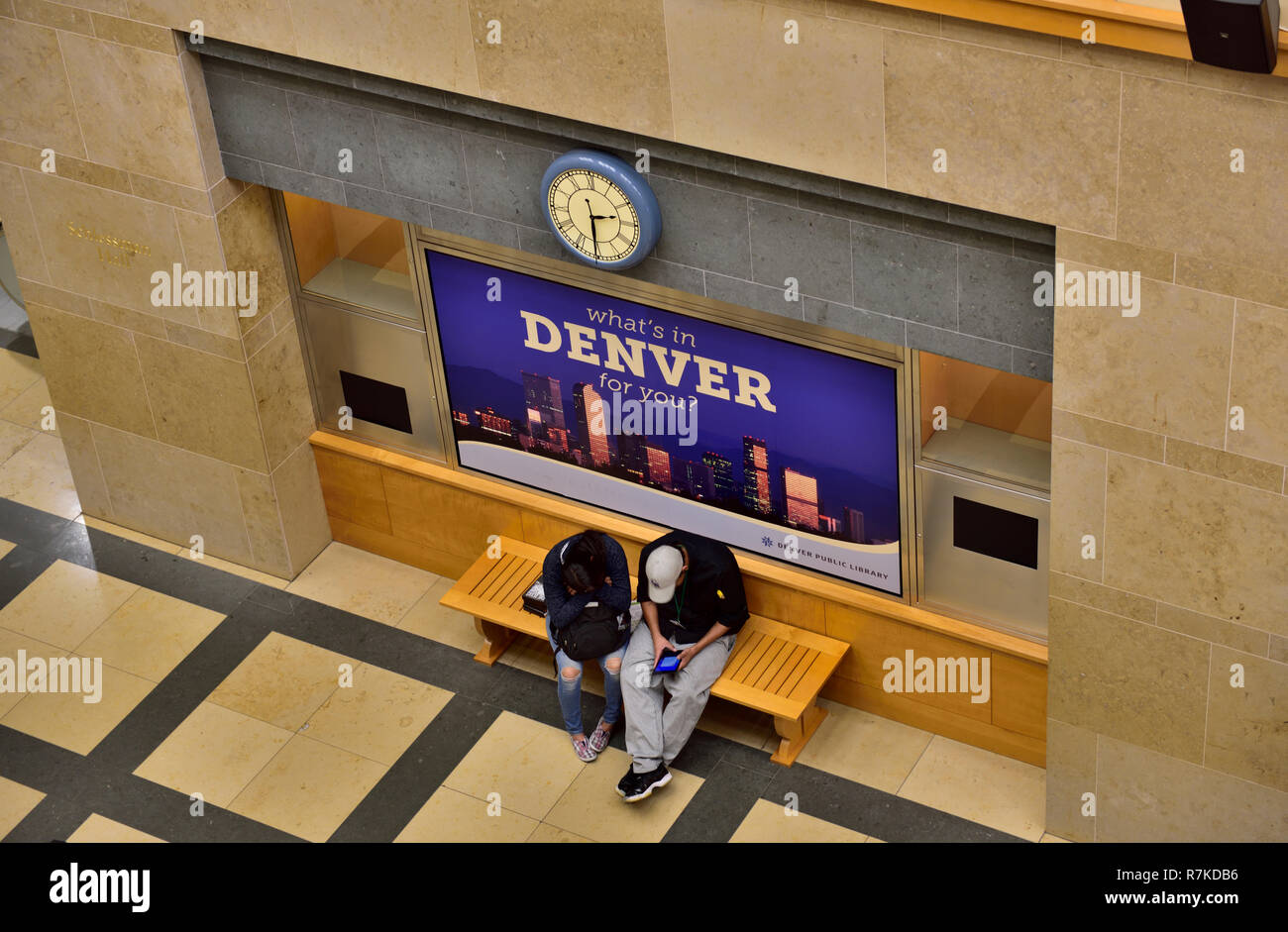 People sitting on bench hi-res stock photography and images - Alamy