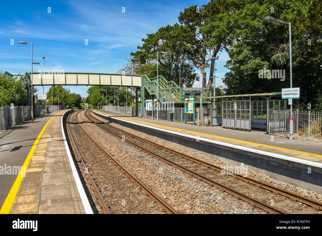Metro platforms hi-res stock photography and images - Alamy
