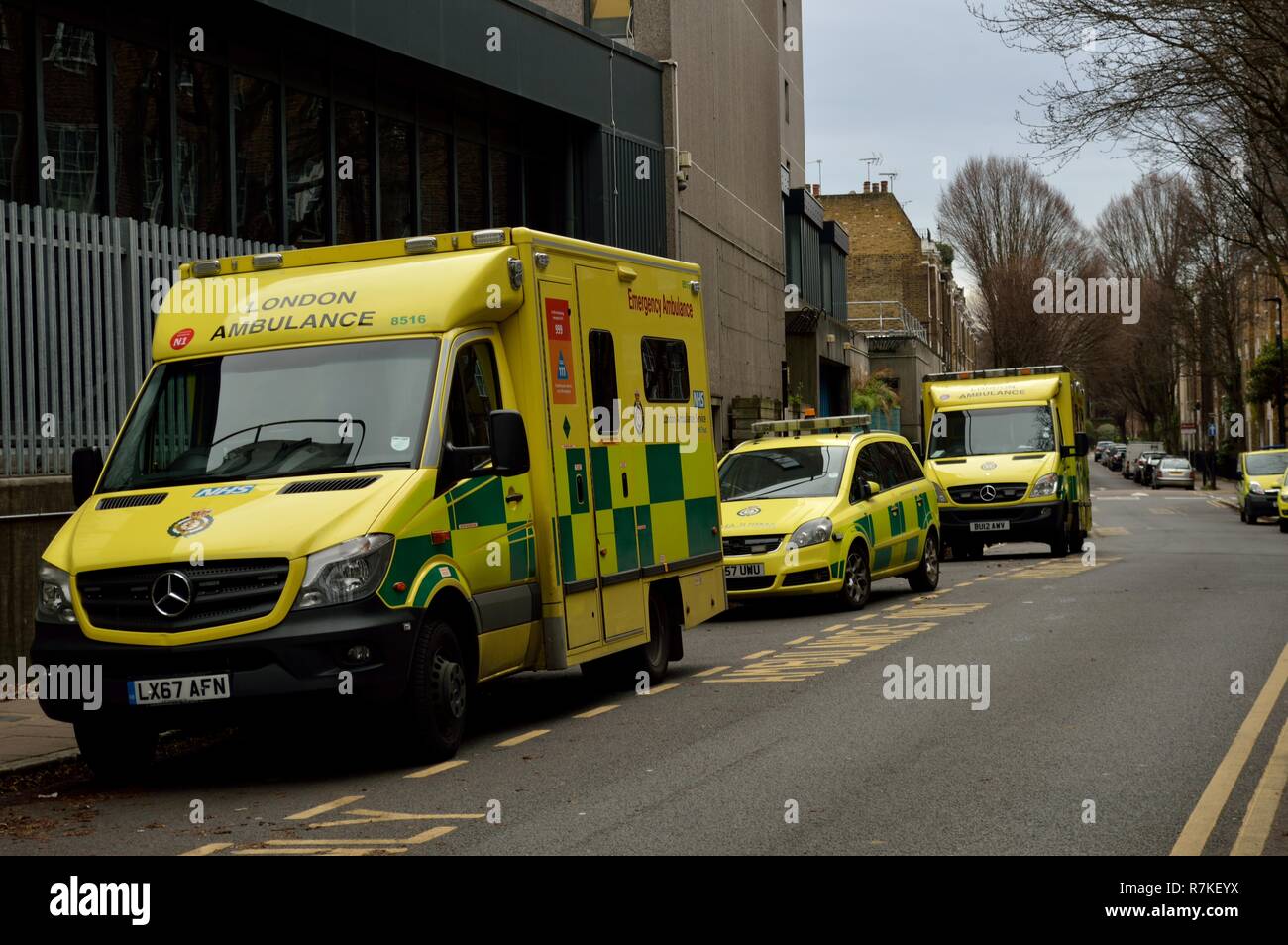 London ambulances hi-res stock photography and images - Alamy