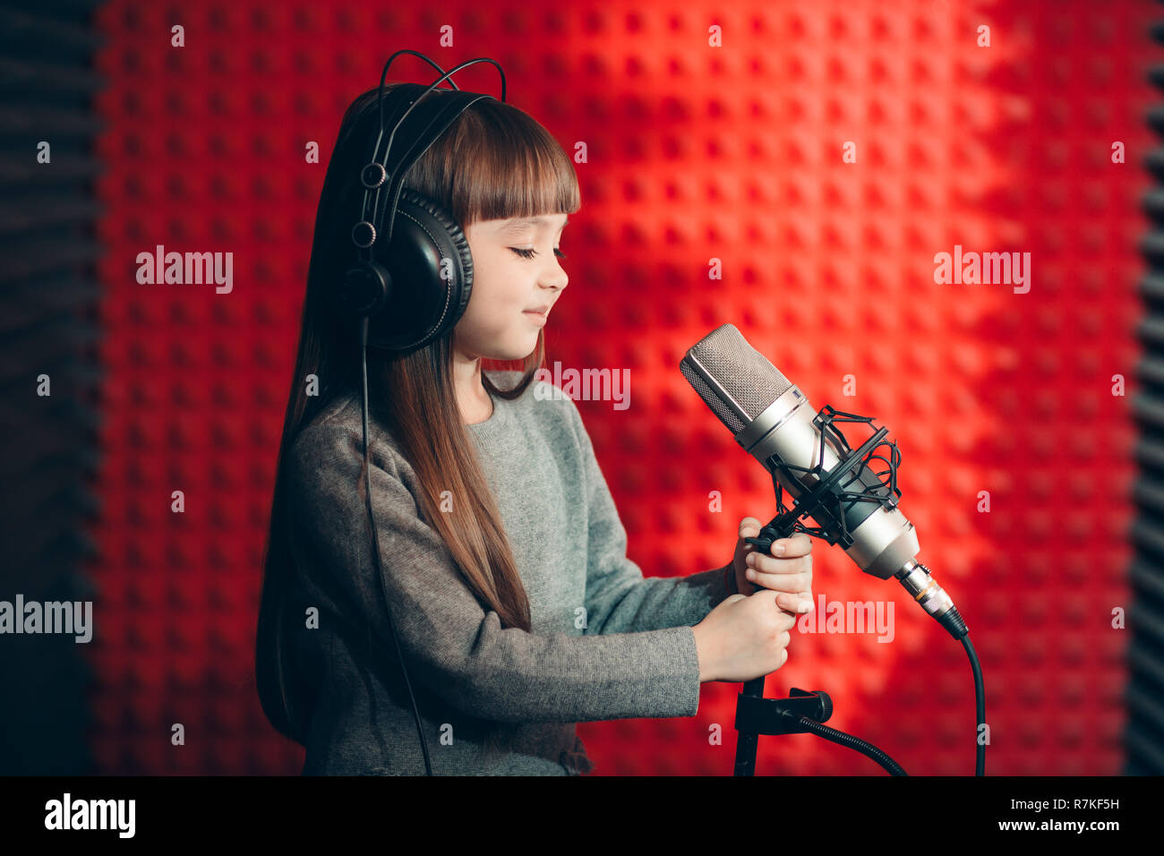 Child singing stage hi-res stock photography and images - Alamy