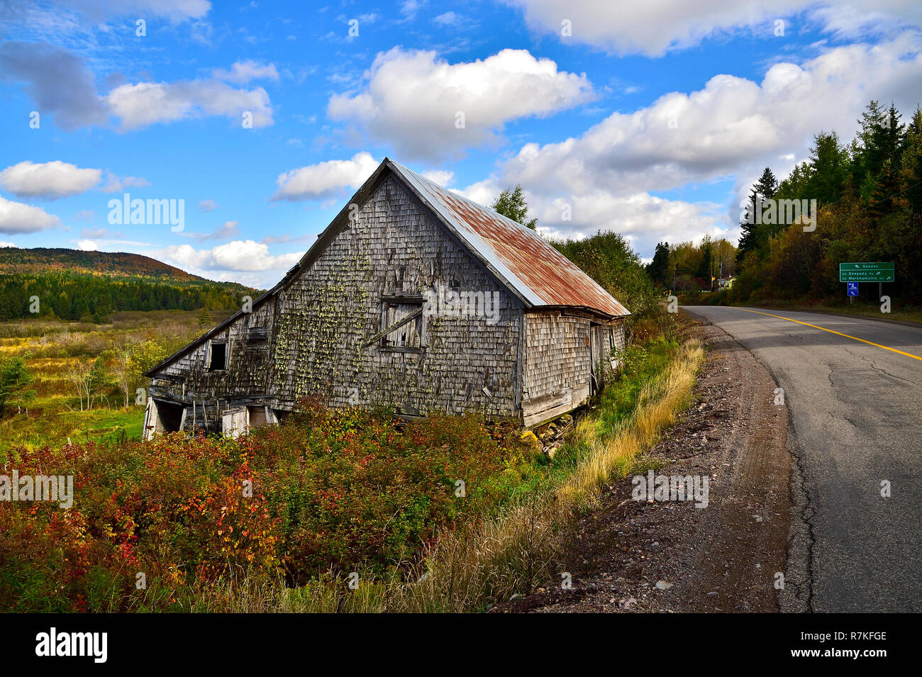 Rundown farm and barn hi-res stock photography and images - Alamy