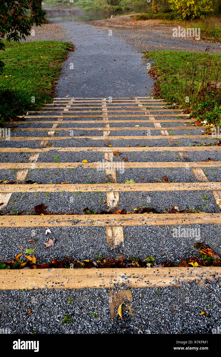 Trail downhill walkway hi-res stock photography and images - Alamy