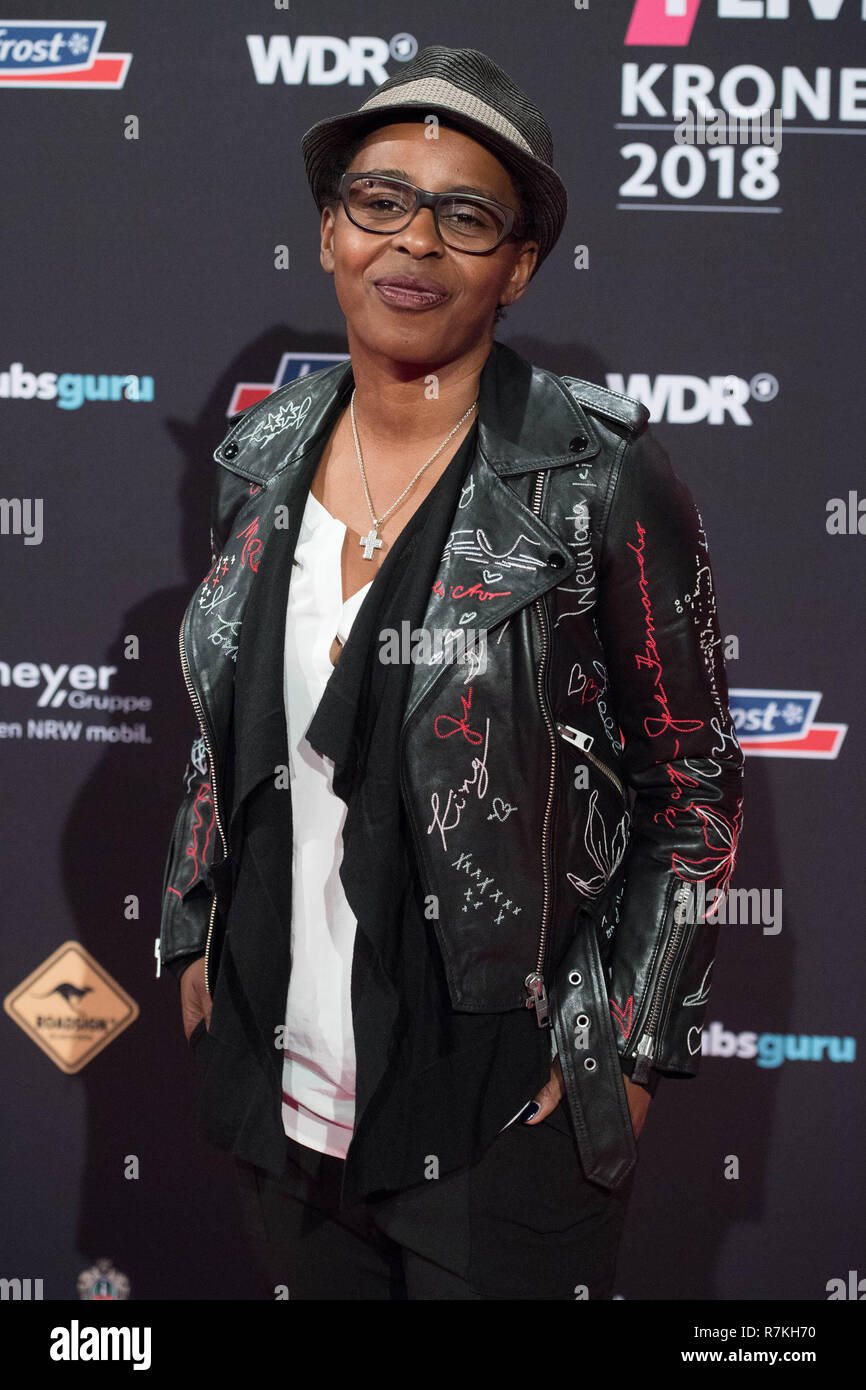 Shary REEVES, actress, portrait format, on the red carpet of the ...