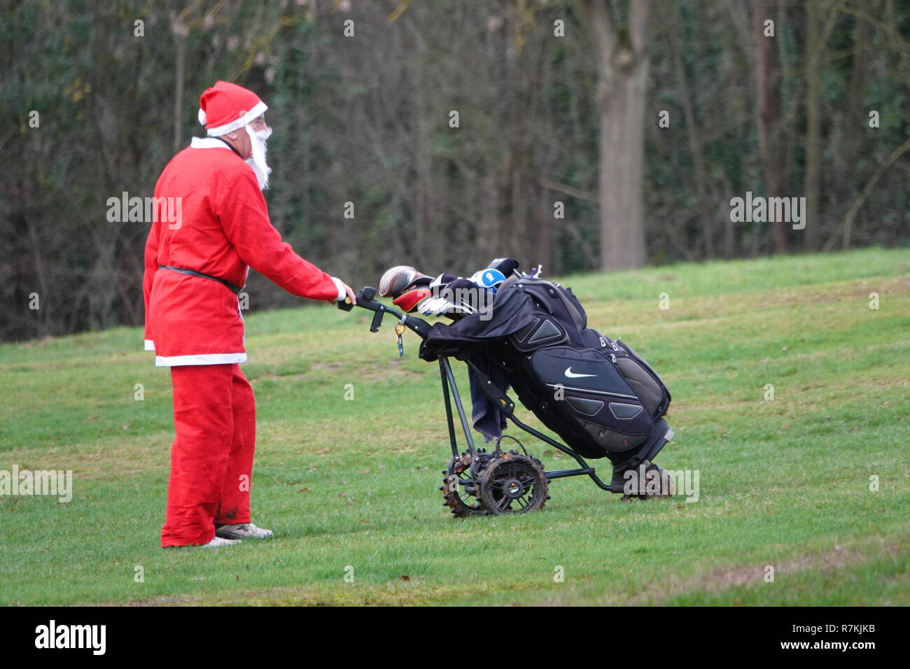 Earlswood Common, Surrey, UK. 10th Dec 2018. Father Christmas relaxes ...