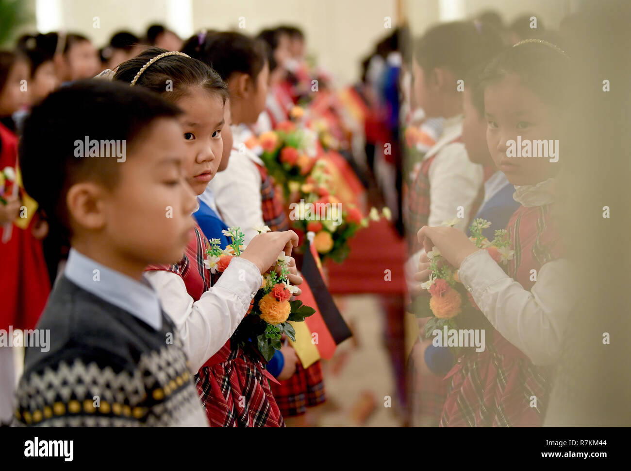 Peking, China. 10th Dec, 2018. Chinese children are waiting for the ...