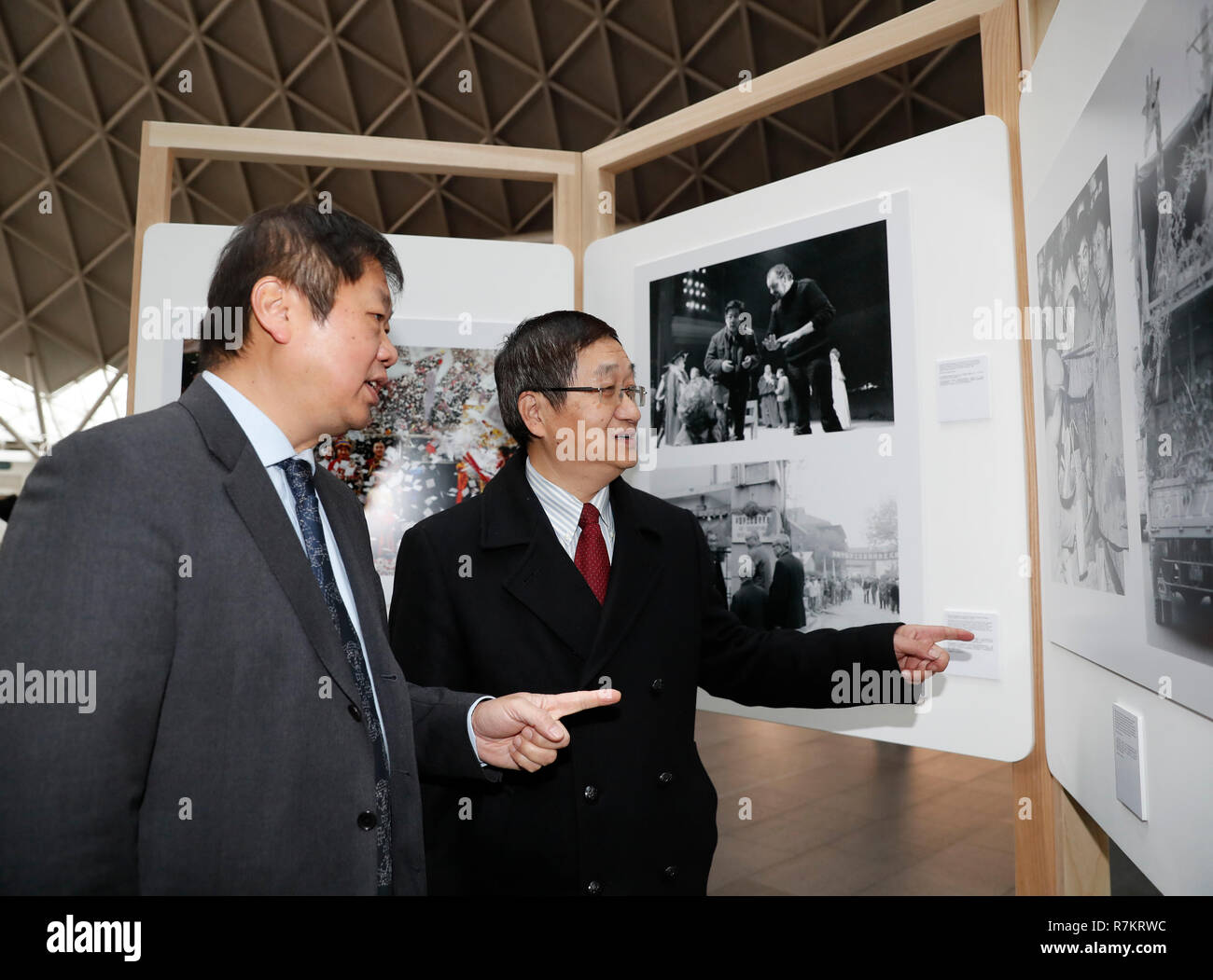 (181211) -- LONDON, Dec. 11, 2018 (Xinhua) -- Gu Zhenqiu (R), head of ...