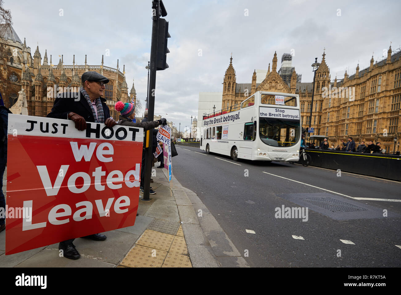 Vote leave bus hi-res stock photography and images - Alamy