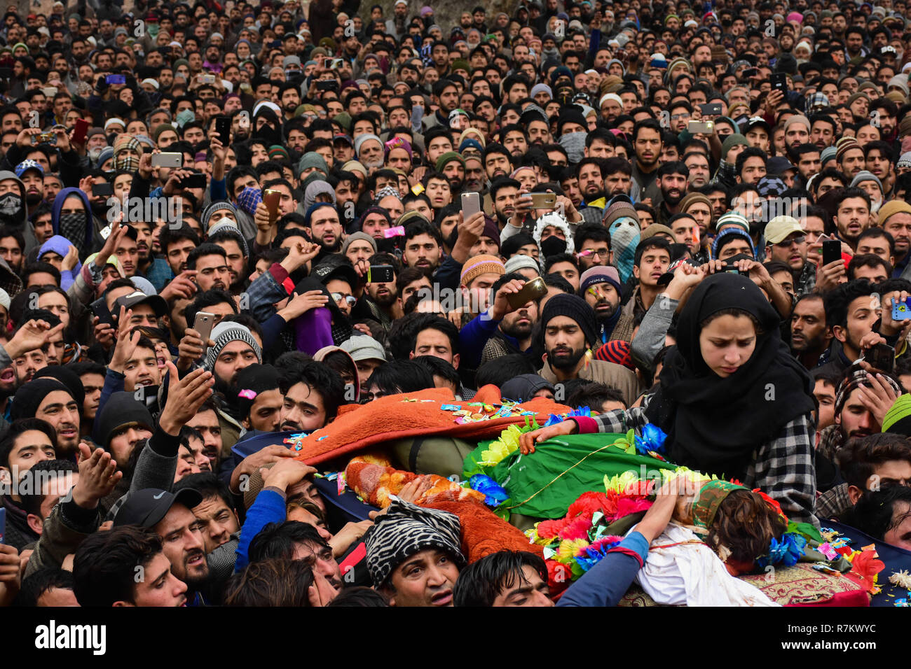 December 10, 2018 - Thousands of mourners carry the body of alleged rebels Mudasir Parray, 14 ...