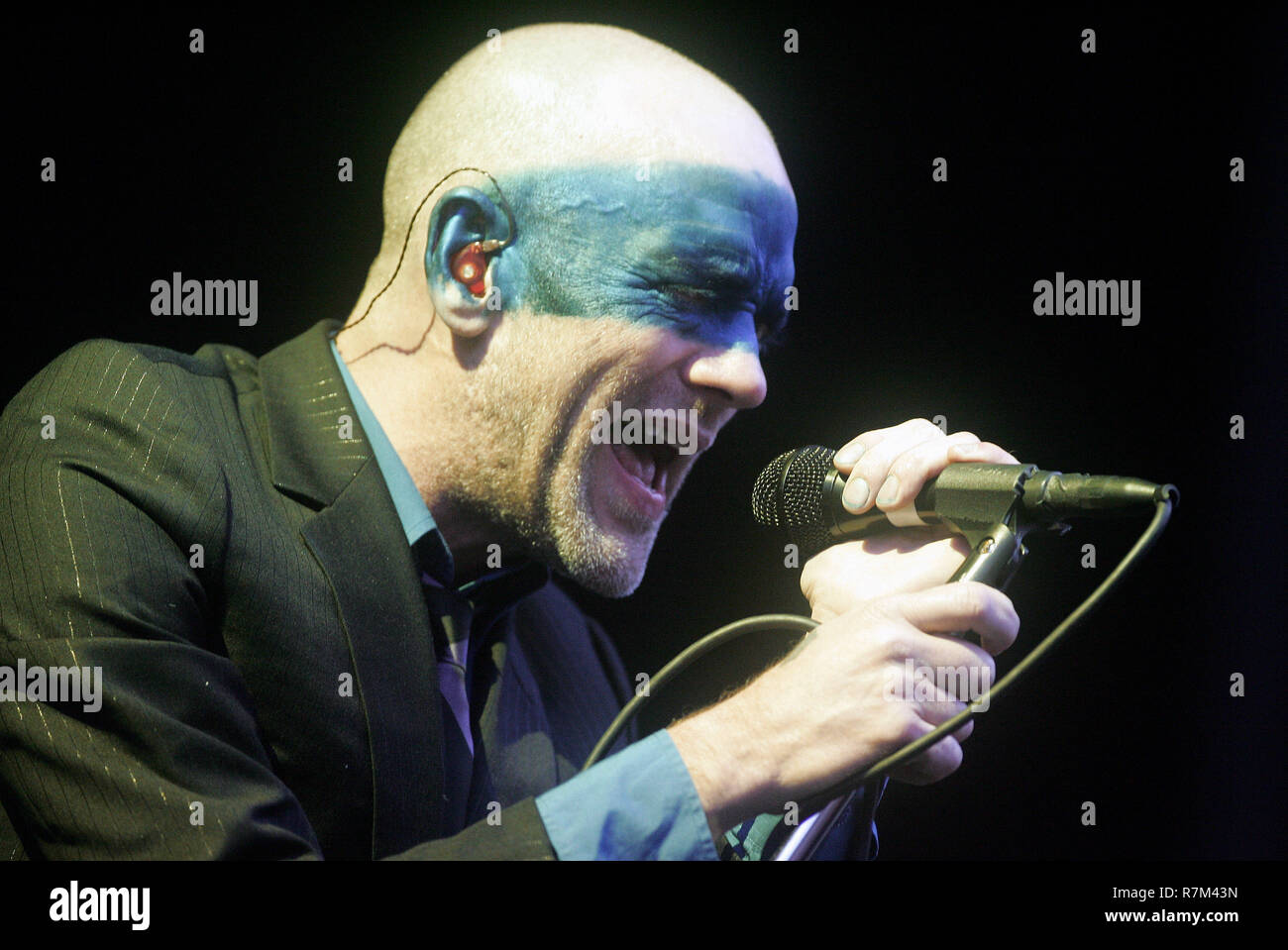 MICHAEL STIPE R.E.M CONCERT HULL KC STADIUM 05 July 2005 Stock Photo ...