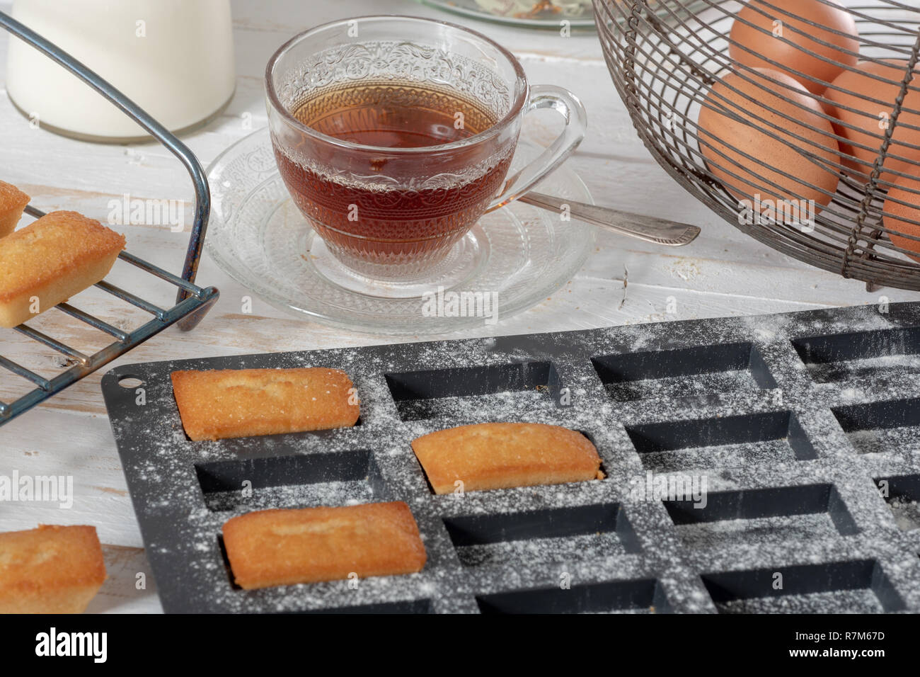 Almond financier hi-res stock photography and images - Alamy