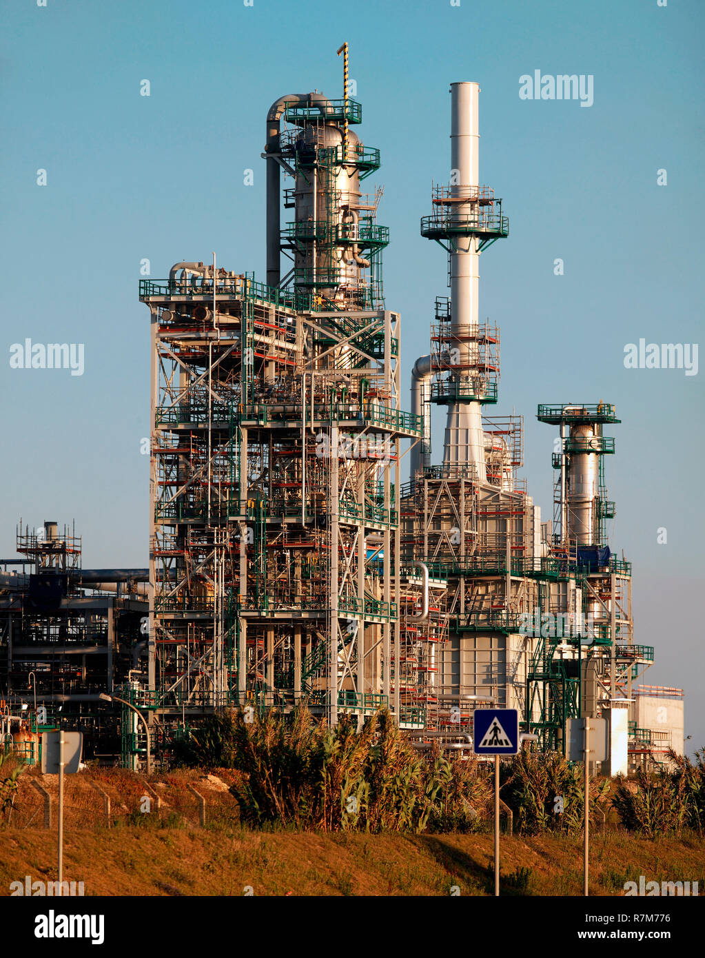 Refinery construction hi-res stock photography and images - Alamy