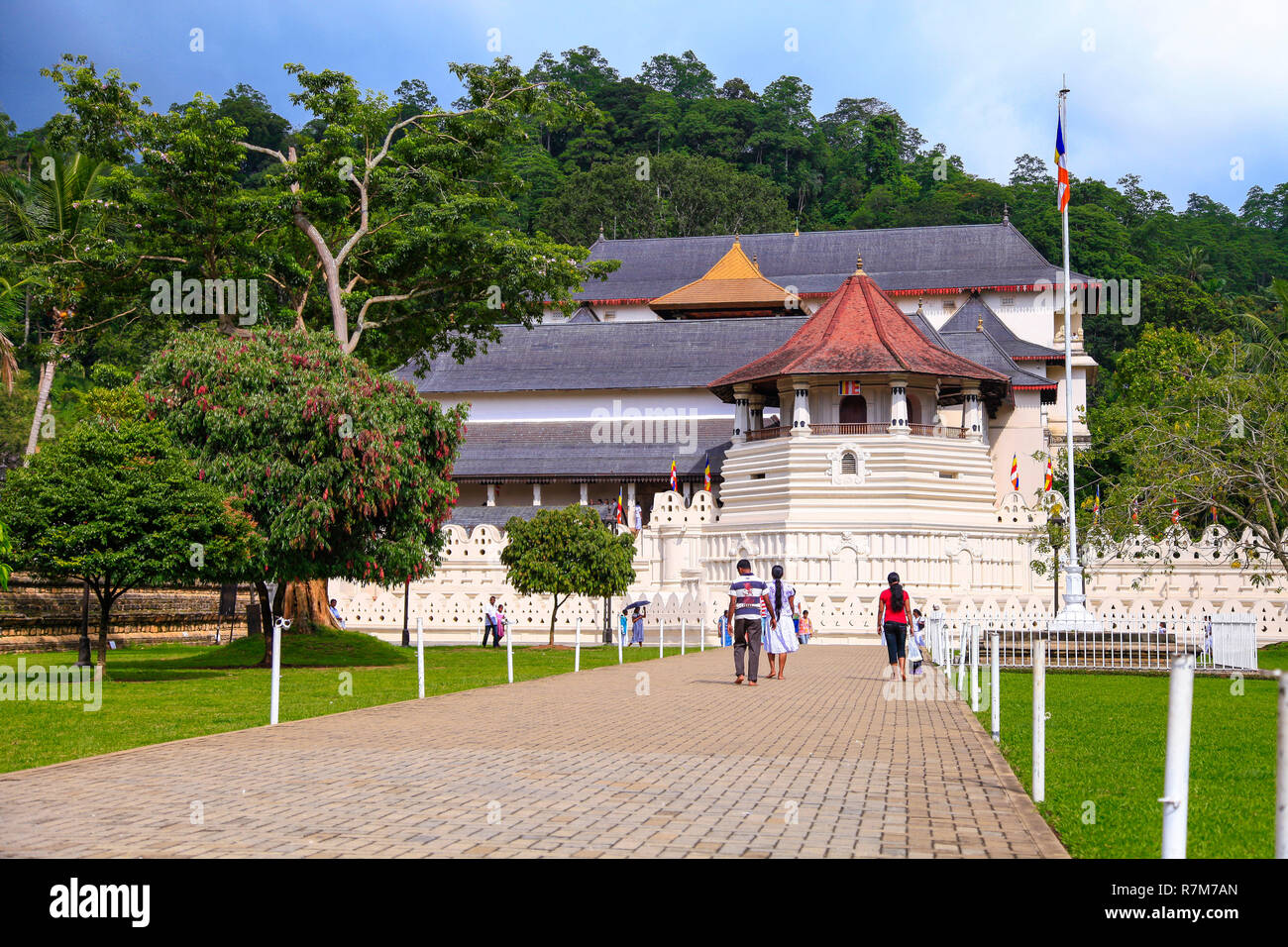 Perahera in temple tooth kandy hi-res stock photography and images - Alamy