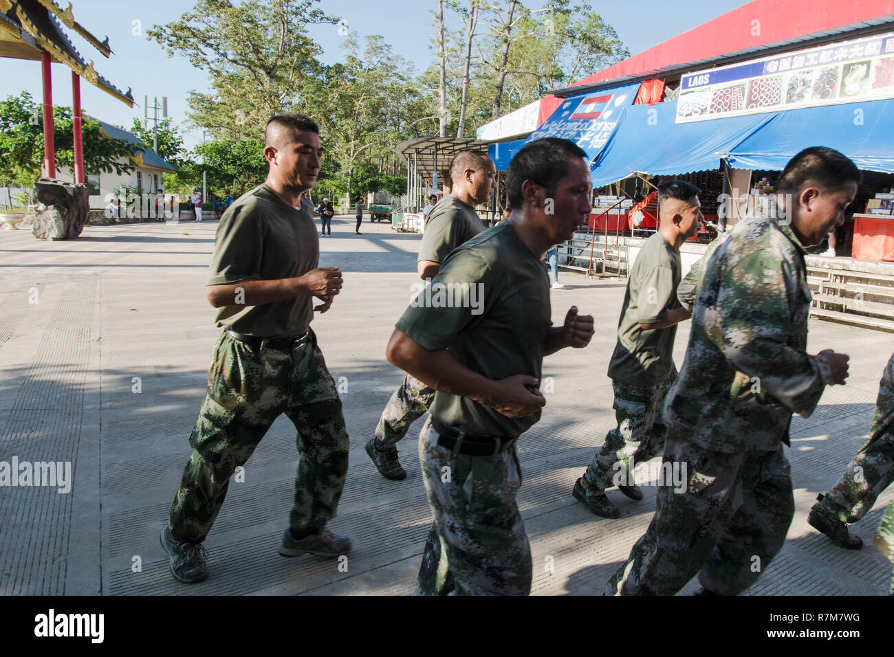 Laos traditional soldiers running Thai Stock Photo - Alamy