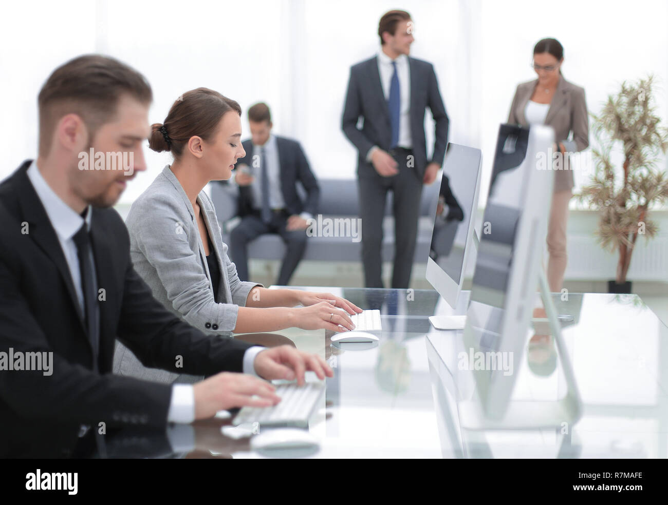 employees use computers to work with clients Stock Photo - Alamy
