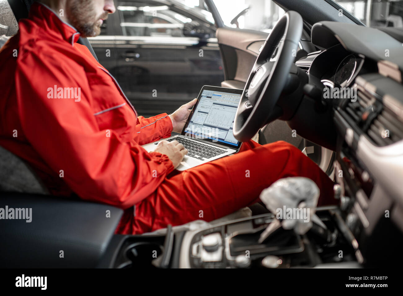 Car mechanic and computer hi-res stock photography and images - Alamy