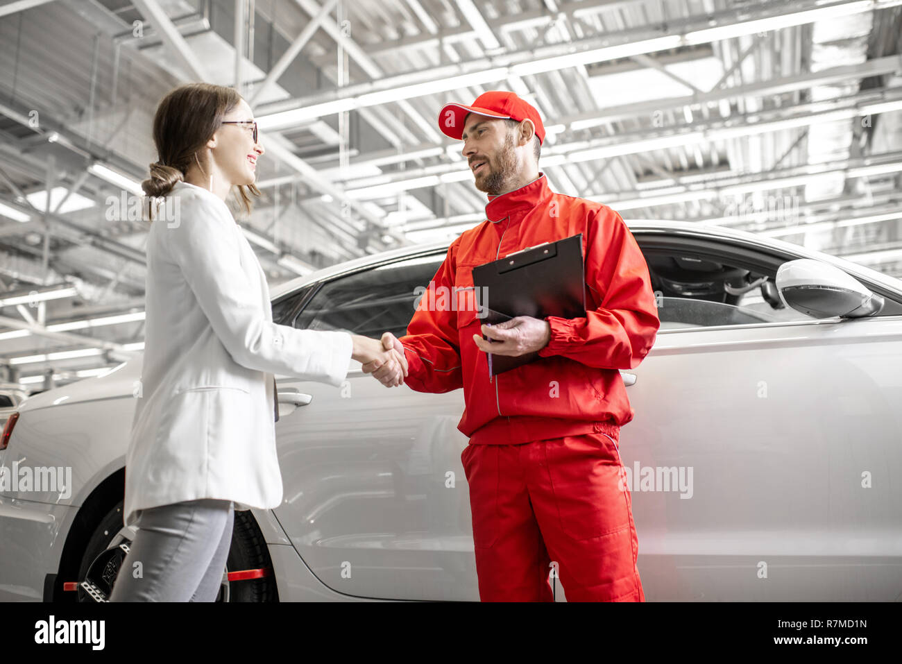 Car handshake mechanic hi-res stock photography and images - Alamy