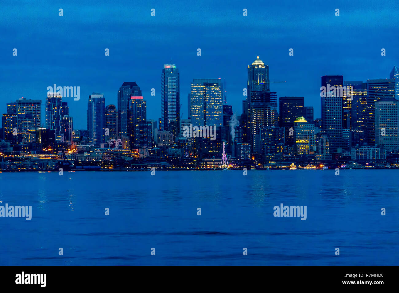 A view of the Seattle skyline at night Stock Photo - Alamy