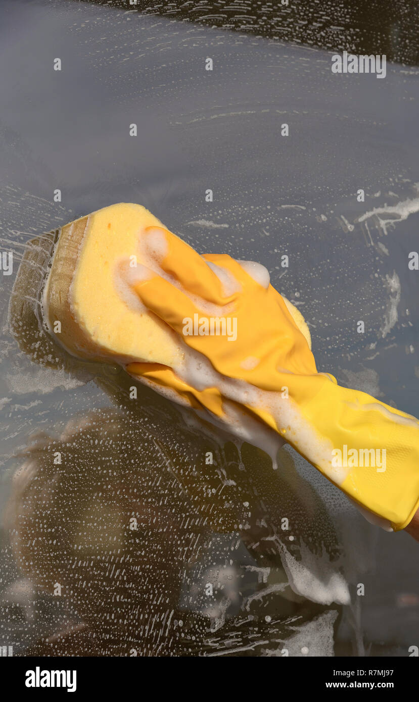 Washing window with sponge hi-res stock photography and images - Alamy