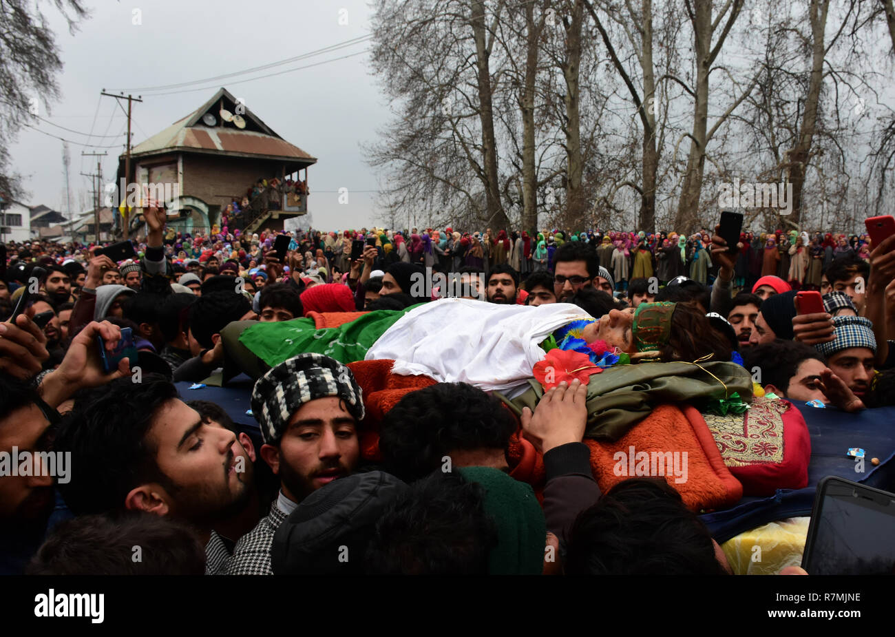 Bandipura, India. 10th Dec, 2018. People carry the dead body of a 14 Year old Rebel Mudasir ...