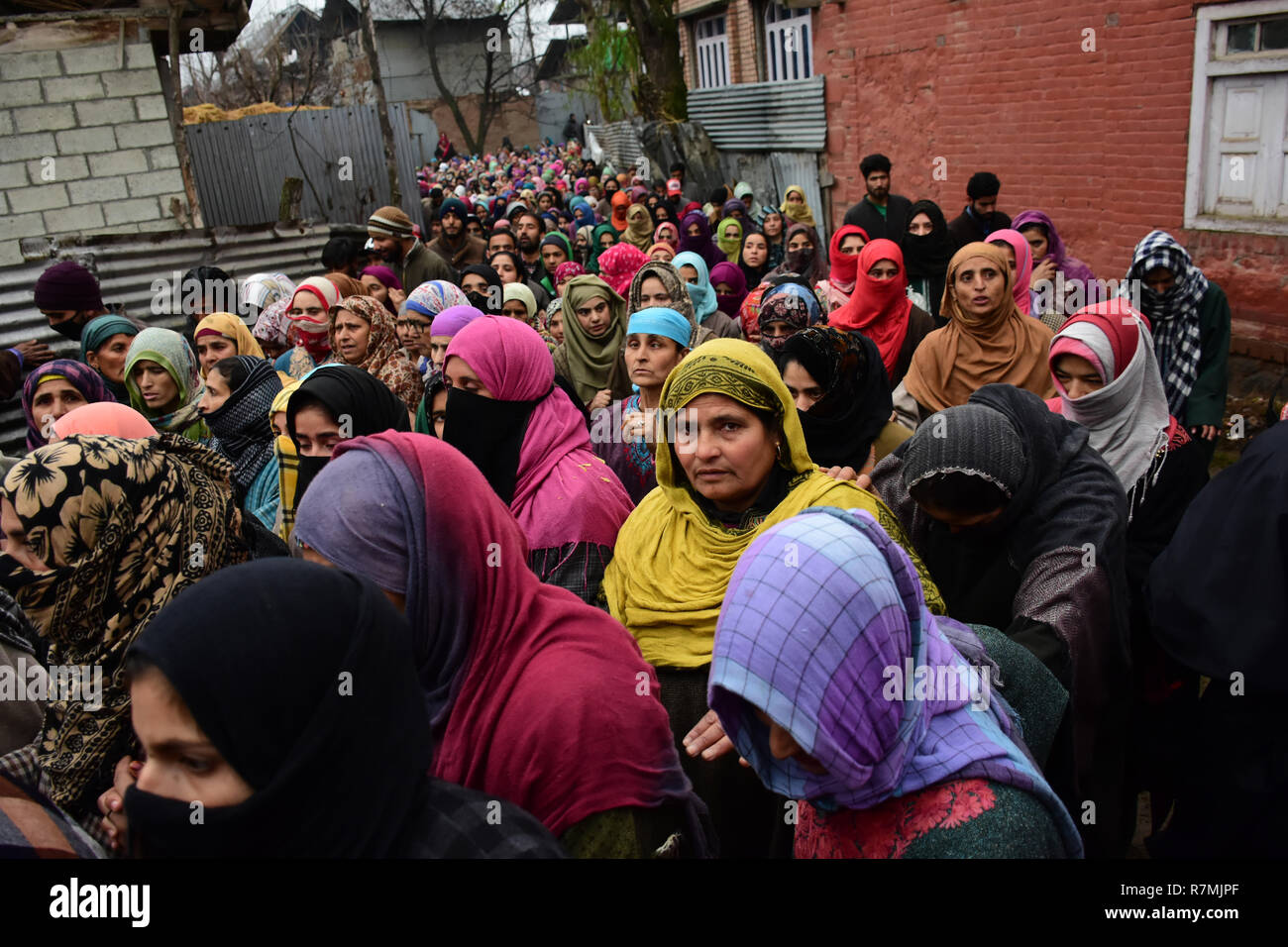 Bandipura, India. 10th Dec, 2018. Women Attend the funeral procession of the rebels Saqib Sheikh ...