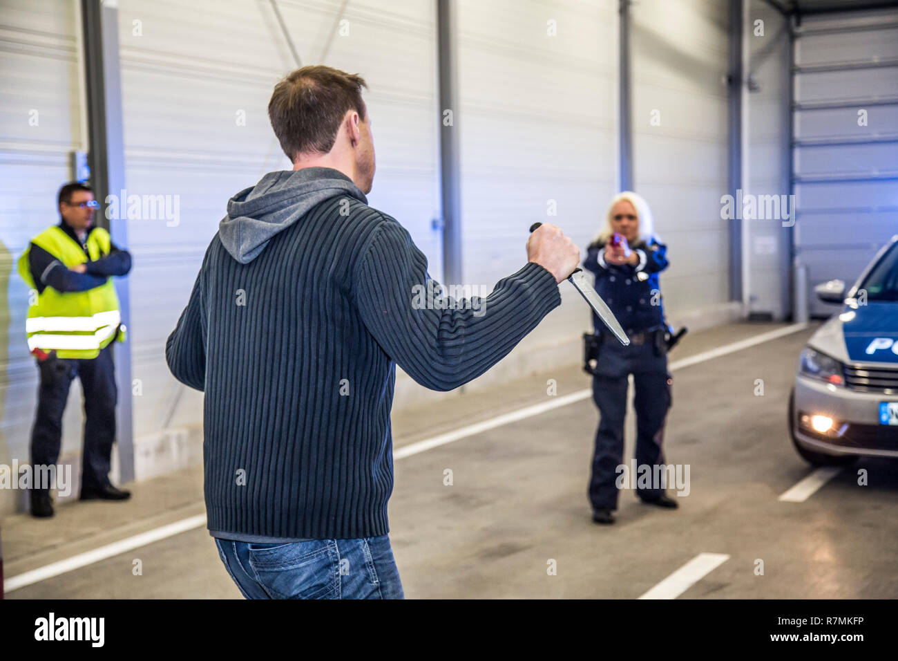 Operational tactics training for the police, handling of violent combat ...